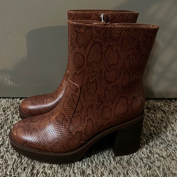 Universal Thread | Shoes | Universal Thread Jenna Snake Print Faux ...